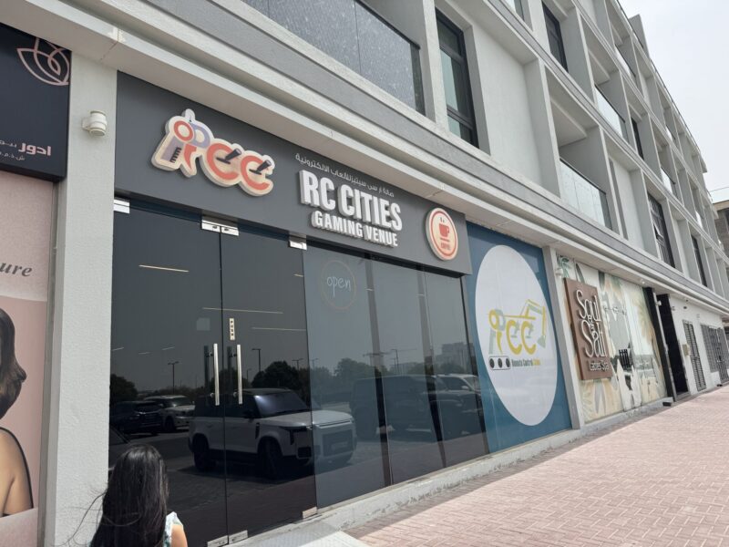 ドバイ子連れスポット｜大人も楽しめるラジコンカフェ｜ママ内科医のドバイでの生活日記